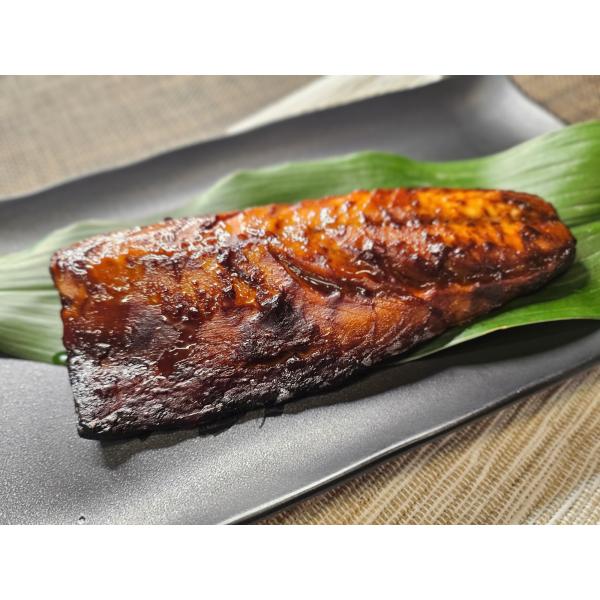 【発売日：2025年06月18日】新鮮なサバの中骨と腹簿目を取り、岡崎の八丁味噌で2日間氷温で漬け込みました。サバと八丁味噌の間違いのない組み合わせをお楽しみください。サバ（ノルウェー産）