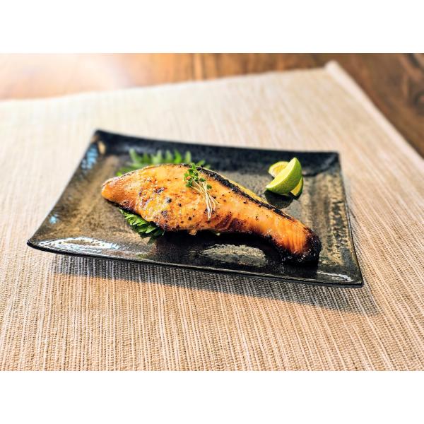 【発売日：2025年06月18日】脂の乗った銀鮭を大ぶりにカットし京都の老舗石野味噌に付け込みました。ほんのりとした甘みが食欲をそそります。銀鮭（チリ産）