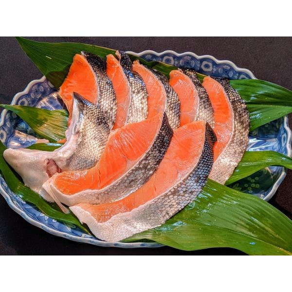 【発売日：2021年10月28日】サイズが大きく、脂の乗った『銀鮭』をカットした商品です。うれしいカマ付きです！700グラム入り