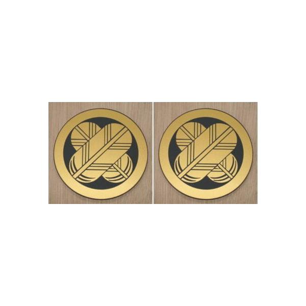 家紋エンブレム当社販売の家紋シールをアクリルに貼り付け立体感を出しました。家紋の色は金色です。家紋エンブレムの用途は様々です。車や五月人形の台座部分、店舗の装飾・仏壇・神輿などに貼り付けたり、友人や両親への贈り物としても家紋エンブレムは最適...