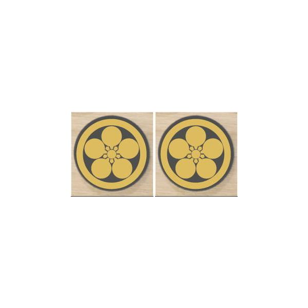 家紋エンブレム当社販売の家紋シールをアクリルに貼り付け立体感を出しました。家紋の色は金色です。家紋エンブレムの用途は様々です。車や五月人形の台座部分、店舗の装飾・仏壇・神輿などに貼り付けたり、友人や両親への贈り物としても家紋エンブレムは最適...