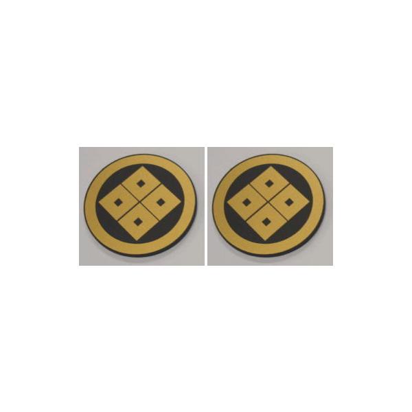 家紋エンブレム当社販売の家紋シールをアクリルに貼り付け立体感を出しました。家紋の色は金色です。家紋エンブレムの用途は様々です。車や五月人形の台座部分、店舗の装飾・仏壇・神輿などに貼り付けたり、友人や両親への贈り物としても家紋エンブレムは最適...
