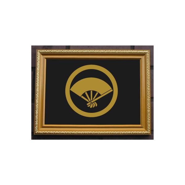 家紋金色額入りプレート額は金消し仕上げで、金色にこだわる方にお勧めの商品です。額に入るプレート：アクリル艶消し黒色２ｍｍ厚　２９７ｍｍx２１０ｍｍ家紋の仕上げ：カッティングシート加工金色又は銀色「家紋の色を金色又は銀色」から選んで下さい。家...