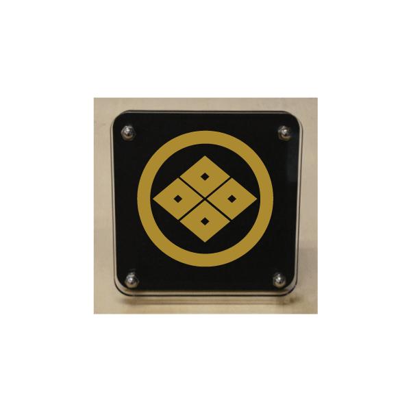 アクリル二層式のスタンド型家紋盾。【家紋盾１０ｃｍ】表板：アクリル透明５ｍｍ厚の表面に家紋をカッティングシート加工裏板：アクリル艶消し黒色又は白色「家紋の色を金色（裏板は黒色）又は黒色（裏板は白色）」から選んで下さい。家紋盾の用途は様々です...