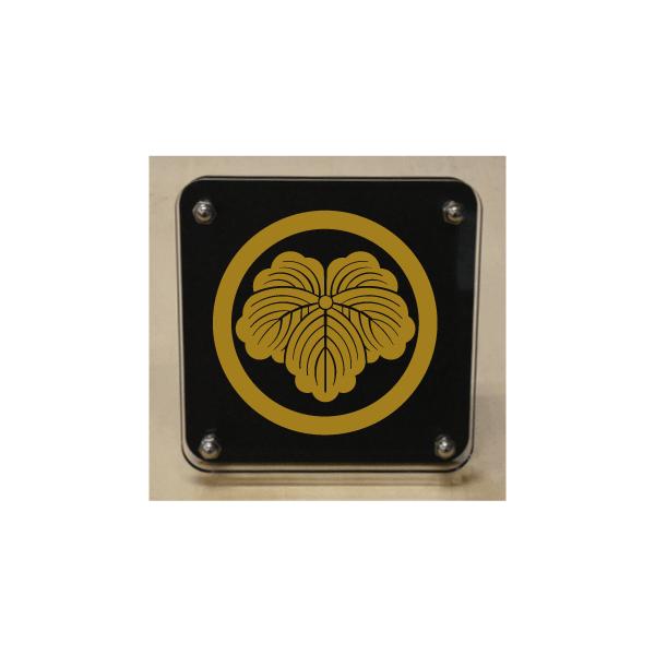 アクリル二層式のスタンド型家紋盾。【家紋盾１５ｃｍ】表板：アクリル透明５ｍｍ厚の表面に家紋をカッティングシート加工裏板：アクリル艶消し黒色又は白色「家紋の色を金色（裏板は黒色）又は黒色（裏板は白色）」から選んで下さい。家紋盾の用途は様々です...