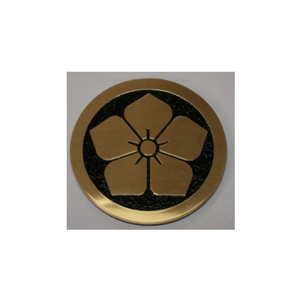 高級家紋エッチングエンブレム２００ｍｍ真鍮またはステンレスの家紋以外の部分をエッチング加工（凹加工黒色入れ）して、家紋を凸仕上げにした立体的で高級感のあるエンブレムです。家紋の仕上げを【真鍮磨き仕上げ・真鍮ヘアーライン仕上げ・ステンレス鏡面...