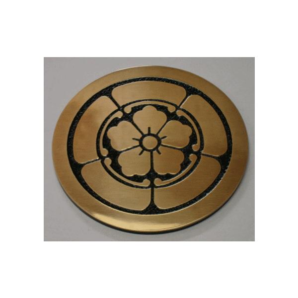 高級家紋エッチングエンブレム２００ｍｍ真鍮またはステンレスの家紋以外の部分をエッチング加工（凹加工黒色入れ）して、家紋を凸仕上げにした立体的で高級感のあるエンブレムです。家紋の仕上げを【真鍮磨き仕上げ・真鍮ヘアーライン仕上げ・ステンレス鏡面...