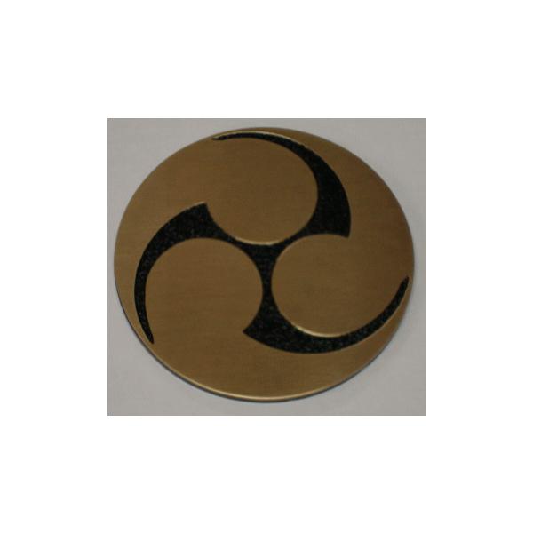 高級家紋エッチングエンブレム５０ｍｍ真鍮またはステンレスの家紋以外の部分をエッチング加工（凹加工黒色入れ）して、家紋を凸仕上げにした立体的で高級感のあるエンブレムです。家紋の仕上げを【真鍮磨き仕上げ・真鍮ヘアーライン仕上げ・ステンレス鏡面仕...