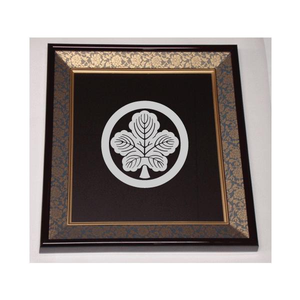 色紙額入り家紋額は紺ドンス仕上げで厚みは３０ｍｍ、高級感と重厚感があります。家紋　色紙額入り　当店の主な取扱商品家紋 丸に木瓜　家紋 丸に違い鷹の羽　家紋 丸に剣片喰　家紋 丸に隅立て四つ目　家紋 五三の桐　家紋 丸に下り藤　家紋 丸に梅鉢...