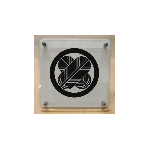 アクリル二層式のスタンド型家紋盾。【家紋盾１０ｃｍ】表板：アクリル透明５ｍｍ厚の表面に家紋をカッティングシート加工裏板：アクリル艶消し黒色又は白色