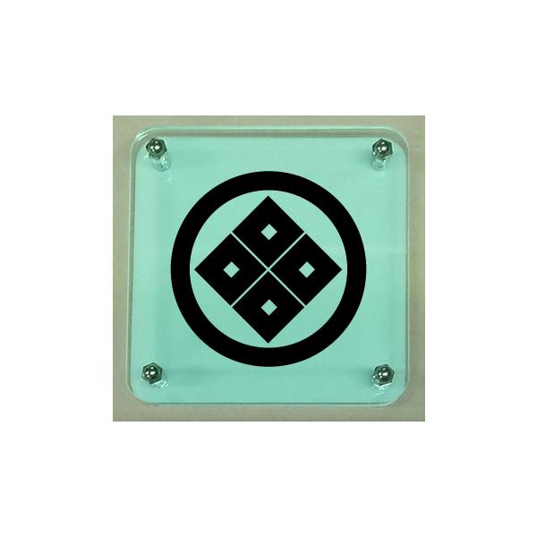 商品の詳細【サイズ・角の形状・厚み】 150mmx150mm 角Ｒタイプ 表板：アクリルガラス色５ｍｍ厚　 裏板：アクリル５ｍｍ厚【家紋の仕上げ】 表板にカッティングシート加工　黒色【設置方法】 裏面：アクリル３ｍｍ厚　Ｌ型加工　スタンド型...