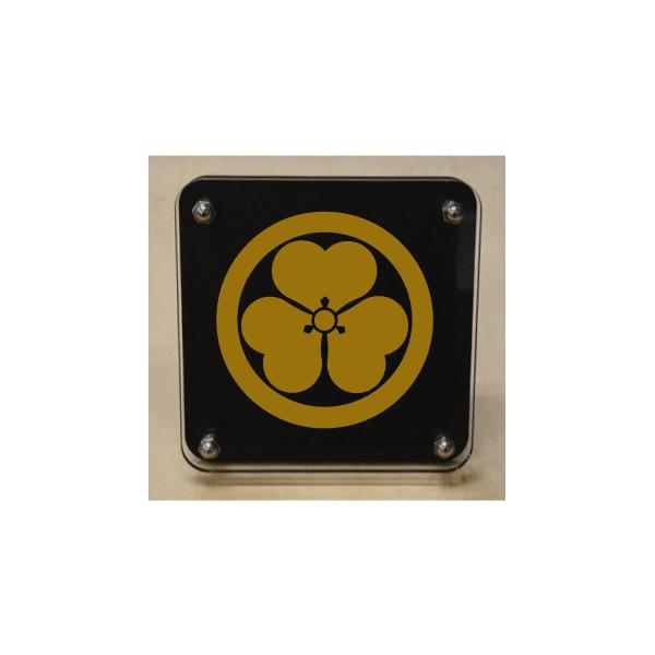 アクリル二層式のスタンド型家紋盾。【家紋盾１０ｃｍ】表板：アクリル透明５ｍｍ厚の表面に家紋をカッティングシート加工裏板：アクリル艶消し黒色又は白色