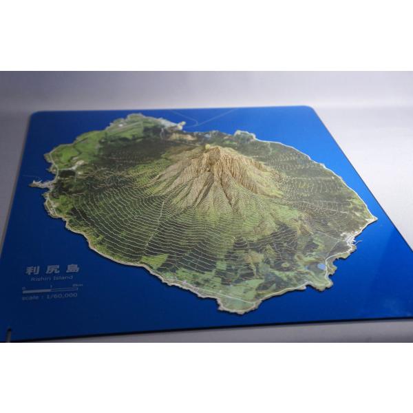 等高線で切り抜かれている厚紙を、貼り重ねていくだけの簡単作業で山の立体模型が作れるキットです。地表の色や主要な道路・登山道などが印刷されているので着色の必要もありません。完成した模型は、登山計画・リビングや玄関に置くなどインテリアとしても最...