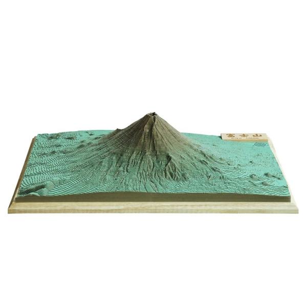 等高線で切り抜かれている厚紙を、貼り重ねていくだけの簡単作業で山の立体模型が作れるキットです。地表の色や主要な道路・登山道などが印刷されているので着色の必要もありません。完成した模型は、登山計画・リビングや玄関に置くなどインテリアとしても最...
