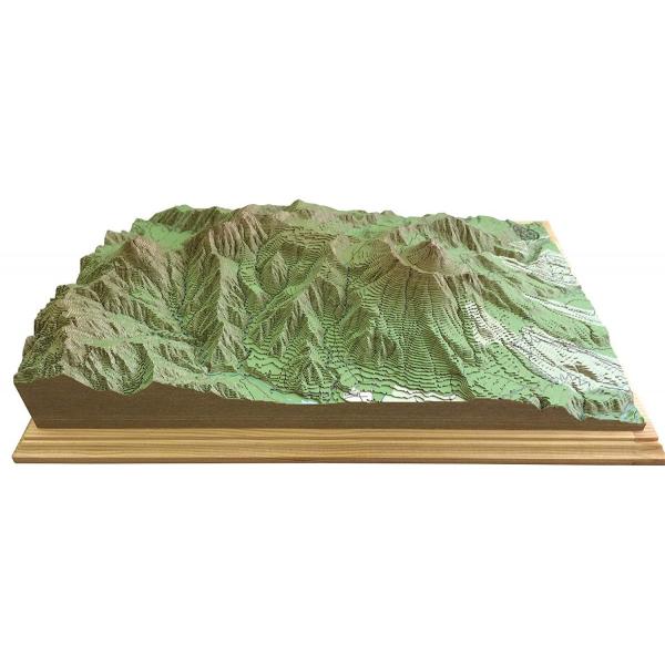 等高線で切り抜かれている厚紙を、貼り重ねていくだけの簡単作業で山の立体模型が作れるキットです。地表の色や主要な道路・登山道などが印刷されているので着色の必要もありません。完成した模型は、登山計画・リビングや玄関に置くなどインテリアとしても最...