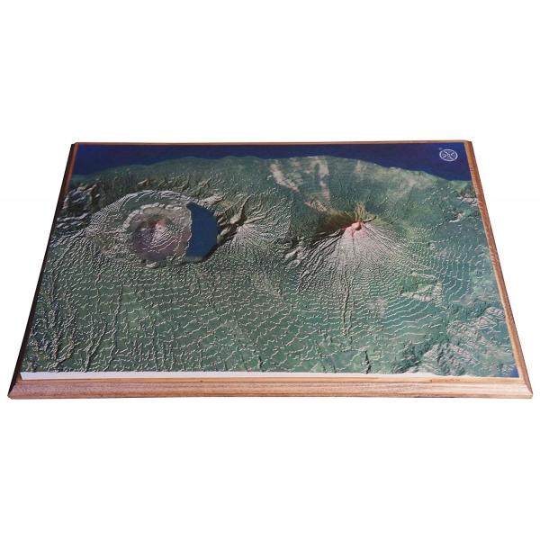 等高線で切り抜かれている厚紙を、貼り重ねていくだけの簡単作業で山の立体模型が作れるキットです。地表の色や主要な道路・登山道などが印刷されているので着色の必要もありません。完成した模型は、登山計画・リビングや玄関に置くなどインテリアとしても最...