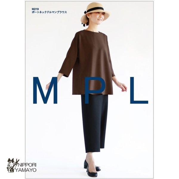 株式会社サンプランニングのパターンです。タイプ：大人(身長160cm前後、バスト75-104cm)身頃続きのドルマンスリーブで袖幅、身頃にゆとりがあるブラウス。裾にかけて緩やかなフレアーシルエットで、気になる腰まわりが隠れる着丈。ボートネッ...