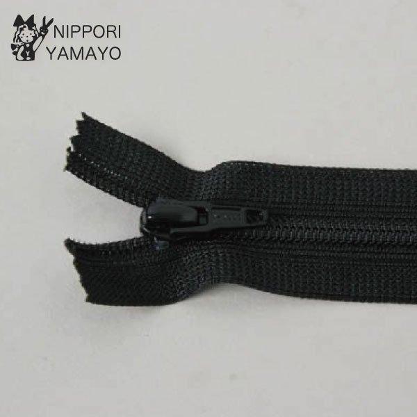 ニットテープにエレメントを編み込むことで、薄さと柔らかさを実現したファスナーです。薄い生地やストレッチ素材に対してドレープ性に優れ、婦人服のシルエットを表現するのに最適です。上止・下止ともに樹脂仕様のため、子供服にも安心です。※洗濯、クリー...