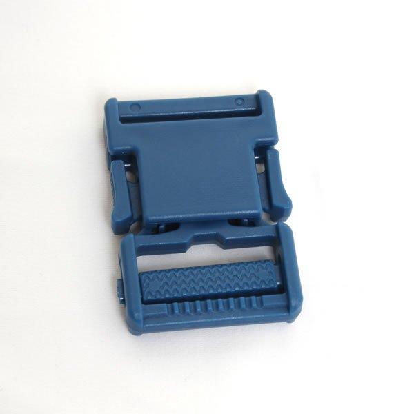 プラスチック製のバックルです。フタ付きのカバンやリュックのフタの部分に使用します