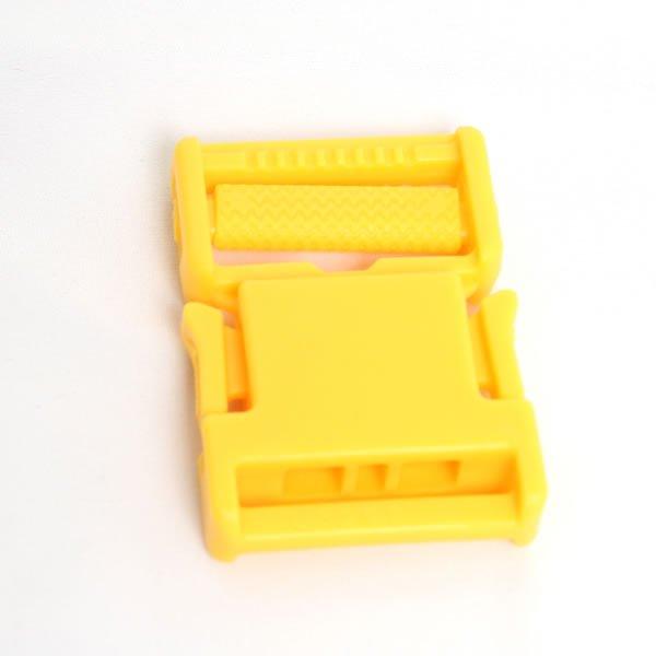 プラスチック製のバックルです。フタ付きのカバンやリュックのフタの部分に使用します