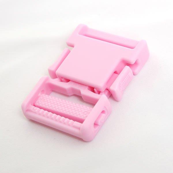 プラスチック製のバックルです。フタ付きのカバンやリュックのフタの部分に使用します