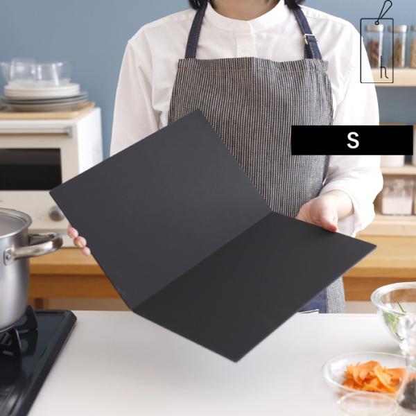 倍に広がるカッティングマット。用途にあわせて2サイズ使い分けることができ、裏表どちらも使用可能。木製まな板と樹脂製まな板、両方の困り事を解決した、刃あたりが良く、薄くて反りにくい使い勝手のよいまな板です。抗菌仕様。