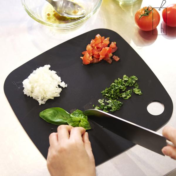 木製まな板と樹脂製まな板、両方の困り事を解決した、刃あたりが良く、薄くて反りにくい使い勝手のよいまな板。htagのカッティングマットシリーズから楕円タイプが登場しました。360°どの向きに回転させても使うことができるので、狭いスペースでも活...