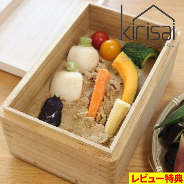 「kirisai（キリサイ）」シリーズの桐の冷蔵ぬか漬け鉢は、桐材の調湿性と防臭性を活かし、野菜の水分やぬか床の状態を整えながら、手軽にぬか漬けを楽しめる保存容器です。冷蔵庫で保存できる扱いやすいサイズで、毎日かき混ぜる手間を抑えながら、無...