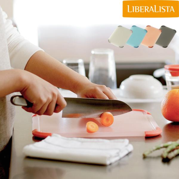 滑りやすいキッチン台の上でも安心！滑り止め付きのカッティングボード。滑り止め・サッと持ち上げやすいデザイン・汁が垂れにくい溝など使いやすいちょっとしたアイディアが詰まったまな板です。