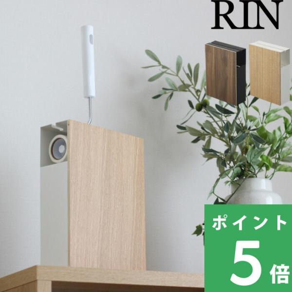 ぬくもりを感じる木目とシンプルなスチールを組み合わせたカーペットクリーナー収納スタンド。落ち着いた上質な雰囲気を演出し、インテリアに自然となじみます。スペアテープ3本も一緒に収納できるのでテープ交換もラクラク。