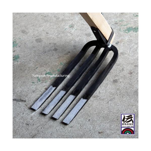 ４本畝切り鍬畝作りや開墾、土起こしに根切りなど様々な作業に使える鍬刃と刃の間隔が狭いため土寄せや土ならしの作業もこれ一本！---サイズ---・刃巾12cm・刃長29cm・135cm椎柄・重さ約1.8kg(多少前後あり)