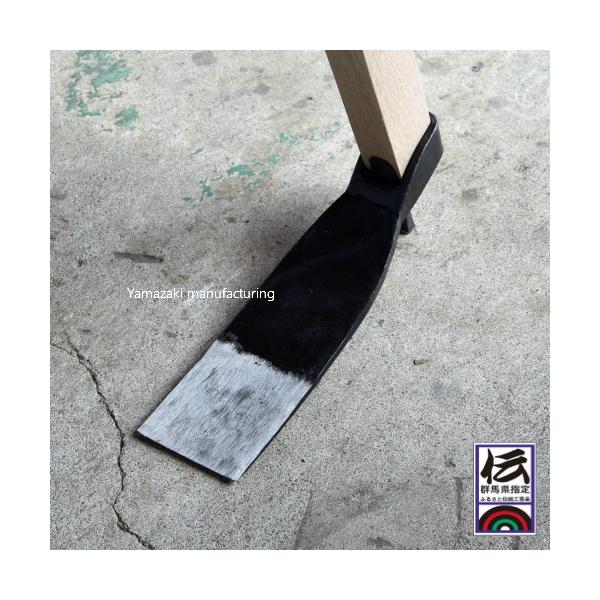 竹の子堀り鍬(小)・刃巾8cm・刃長22cm・樫柄90cm・重さ約2kg【平成20年・群馬県ふるさと伝統工芸品指定】【平成30年・群馬県ふるさと伝統工芸士認定】農具の切れ味・形状・使い勝手・高品質を心がけて、すべてに満足いくように送りだして...