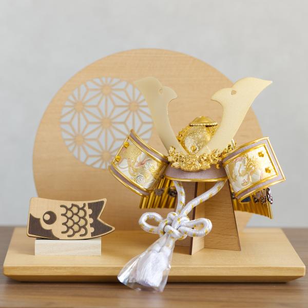 可愛らしい鯉の置物は、幼少期の健やかな成長を。そして将来の龍の姿は、力強くたくましい成長を願う親心をイメージしてお作りいたしました。いつの時代に照らし合わせても『おしゃれ、和モダン、カッコイイね』と言われるような普遍的な、お兜をお作りいたし...