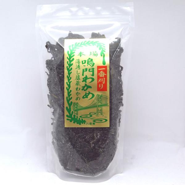 ●鳴門わかめの特徴鳴門海峡近海の激しい潮流にもまれ育ち、色つや・歯ごたえ・風味が良いことで有名です。＜鳴門生わかめの製造について＞鳴門の海から採れたわかめをアク抜きするために湯通しを行います。すると茶褐色のわかめが鮮やかな緑色になります。そ...