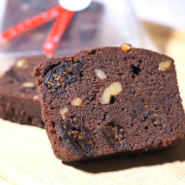 ドライいちじくのプチプチとくるみのカリカリ食感がたのしいココア味のパウンドケーキです。バレンタイン特別ラッピングにしましたので、そのまま贈り物にご利用できます。是非、今年のバレンタインデーにご利用ください☆商品名：いちじくのパウンドケーキ原...