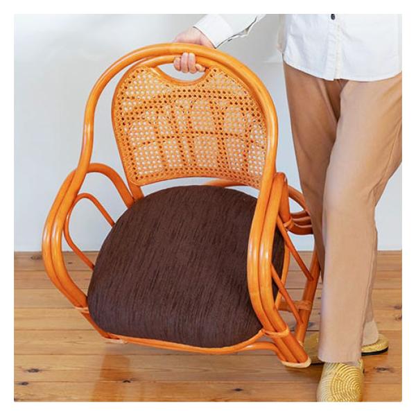 和室にも洋室にも馴染む籐の椅子。膝を伸ばしてゆったり座れる【サイズ】幅（約）53×奥行56×高さ64cm（座面高さ35cm）　●重さ4.5kg【材　質】藤100％　●張り地：ポリエステル100％ ●中材：ウレタンフォーム【生産国】インドネシア