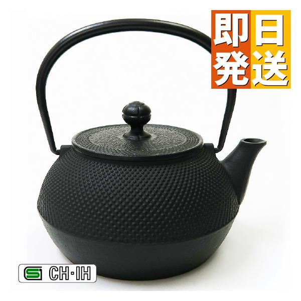 南部鉄瓶で沸かしたお湯は、水道水の塩素臭などが抑えられ、まろやかな味わいが感じられます。さらに、南部鉄瓶からは鉄分が溶出するので毎日の鉄分補給にもおすすめです。鉄瓶からの鉄分は、体に吸収されやすい2価鉄（2価の鉄イオン）という形で溶出するた...