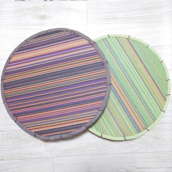 【発売日：2022年05月06日】天然素材の竹のひごを糸で編み込んだクッションです。珍しい円形でマチ付きになっています。複数のカラーに染められた竹がランダムに糸でみ合わされてアジアンテーストな雰囲気でもあり、お部屋も選ばずインテリアとしても...