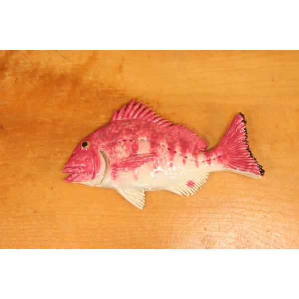 マダイの箸置きです。多くの着色技法を一匹の中に集中させ、本物のような質感を出します。着色はエアブラシを使用しています。本体・全長約9.5cmx5cm。着色：下絵付/上絵付/金彩。手づくり品のため、大きく異なることはありませんが、いっぴき一匹...