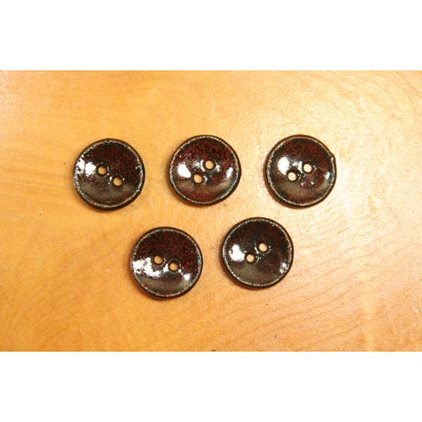 ※表示価格はボタン一個あたりの価格です。　陶磁器のボタン濃鉄赤釉です。サイズは当工房の「大サイズ」で、直径は約24mmです。この釉薬は「景色（色斑様の色調）」が生じる特性があります。手作り品のため大きさは多少前後します。色調・模様にも個々変...