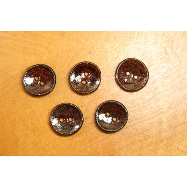 ※表示価格はボタン一個あたりの価格です。　陶磁器のボタン濃鉄赤釉です。サイズは当工房の「中サイズ」で、直径は約21mmです。この釉薬は「景色（色斑様の色調）」が生じる特性があります。手作り品のため大きさは多少前後します。色調・模様にも個々変...