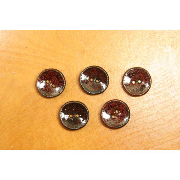 ※表示価格はボタン一個あたりの価格です。　陶磁器のボタン「濃鉄赤釉」です。　サイズは当工房の「小サイズ」で、直径は約18mmです。この釉薬は「景色（色斑様の色調）」が生じる特性があります。手作り品のため大きさは多少前後します。色調・模様にも...
