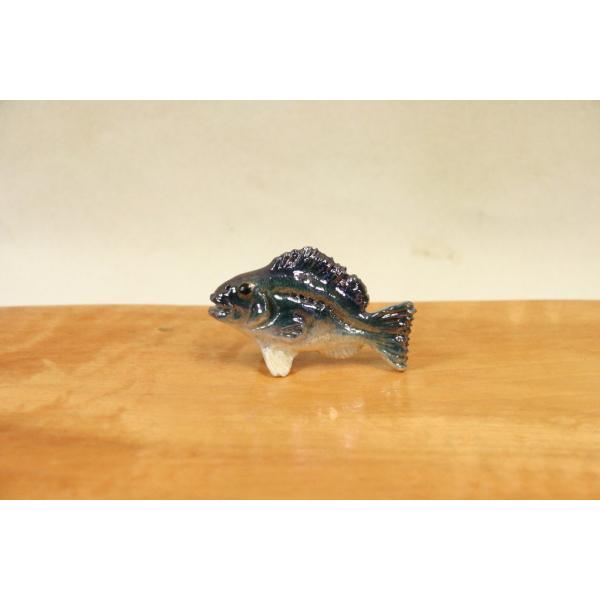 グレ/メジナの置物です。このシリーズは最も小さいタイプです。多くの着色技法を一匹の中に集中させ、本物のような質感を出します。着色はエアブラシを使用しています。本体・全長約4.5cm高さ2.7cm幅1.5cm。着色：下絵付/上絵付/ラスター彩...