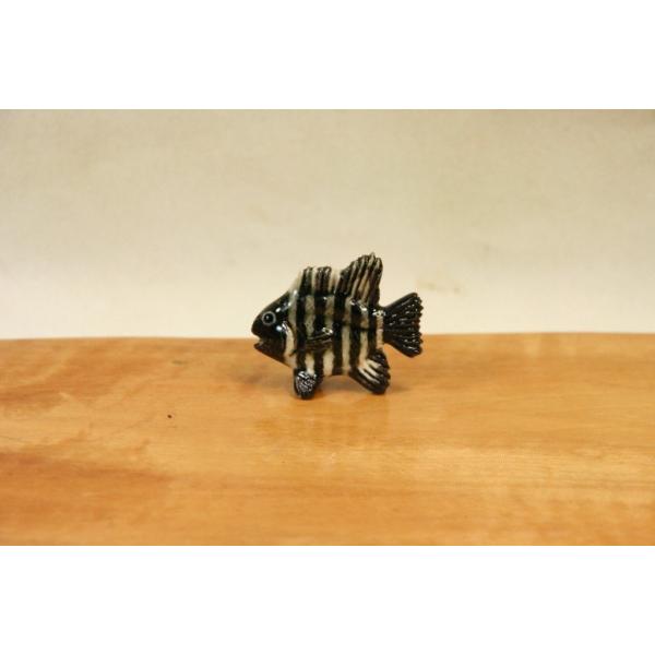 イシダイの置物です。このシリーズは最も小さいタイプです。多くの着色技法を一匹の中に集中させ、本物のような質感を出します。着色はエアブラシを使用しています。本体・全長約4cm高さ3.3cm幅1.5cm。着色：下絵付/上絵付。手づくり品のため、...