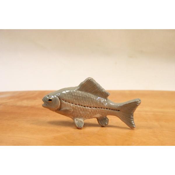 ギンブナの置物（陶フィギュア）です。多くの着色技法を一匹の中に集中させ、本物のような質感を出します。全体とラスター彩はエアブラシを使用しています。本体・全長約9.5m高さ3.5cm幅2.5cm。着色：下絵付/上絵付/ラスター彩/金彩。手づく...