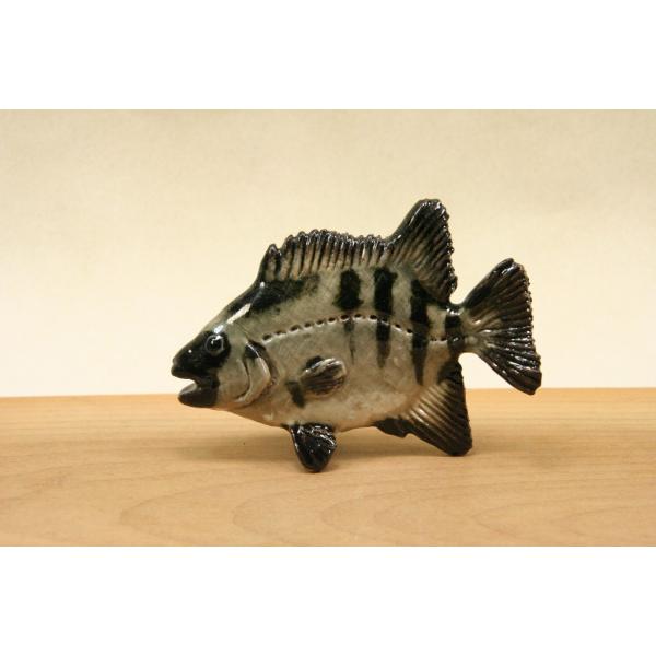 クチグロの置物です。多くの着色技法を一匹の中に集中させ、本物のような質感を出します。着色はエアブラシを使用しています。本体・全長約9cm高さ6.5cm幅2.7cm。着色：下絵付/上絵付。手づくり品のため、大きく異なることはありませんが、いっ...