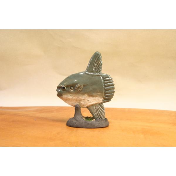 マンボウの置物です。多くの着色技法を一匹の中に集中させ、本物のような質感を出します。全長約7cm高さ9.5cm幅1.5cm。台別。着色：下絵付/上絵付/。手づくり品のため、大きく異なることはありませんが、いっぴき一匹やや変化があります。色調...