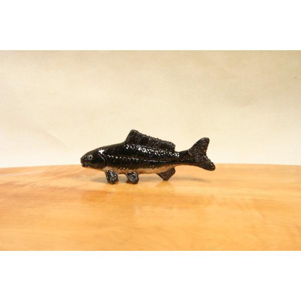 マゴイの置物です。多くの着色技法を一匹の中に集中させ、本物のような質感を出します。全体の着色はエアブラシを使用しています。本体・全長約10cm高さ4cm幅2.5cm。着色：下絵付/上絵付。手づくり品のため、大きく異なることはありませんが、い...