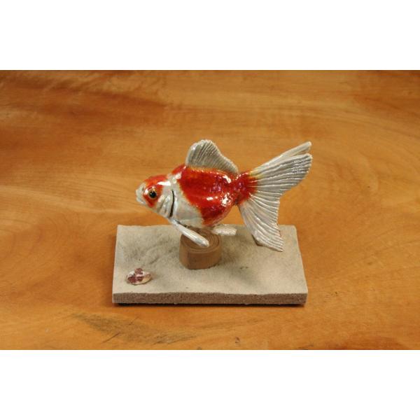 琉金の置物（陶フィギュア）です。紅白模様のものです。多くの着色技法を一匹の中に集中させ、本物のような質感を出します。模様は筆で置いていきます。全体とラスター彩はエアブラシを使用しています。大変手間のかかる着色で、完成までに色の具合を見ながら...