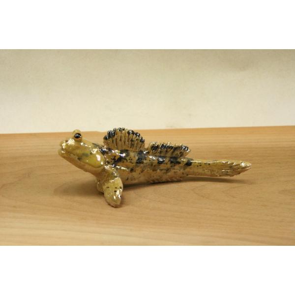トビハゼの置物です。多くの着色技法を一匹の中に集中させ、本物のような質感を出します。着色はエアブラシを使用しています。トビハゼ専用色。本体・全長約11cm高さ3.5cm幅5cm。着色：下絵付/上絵付/ラスター彩/金彩。手づくり品のため、大き...